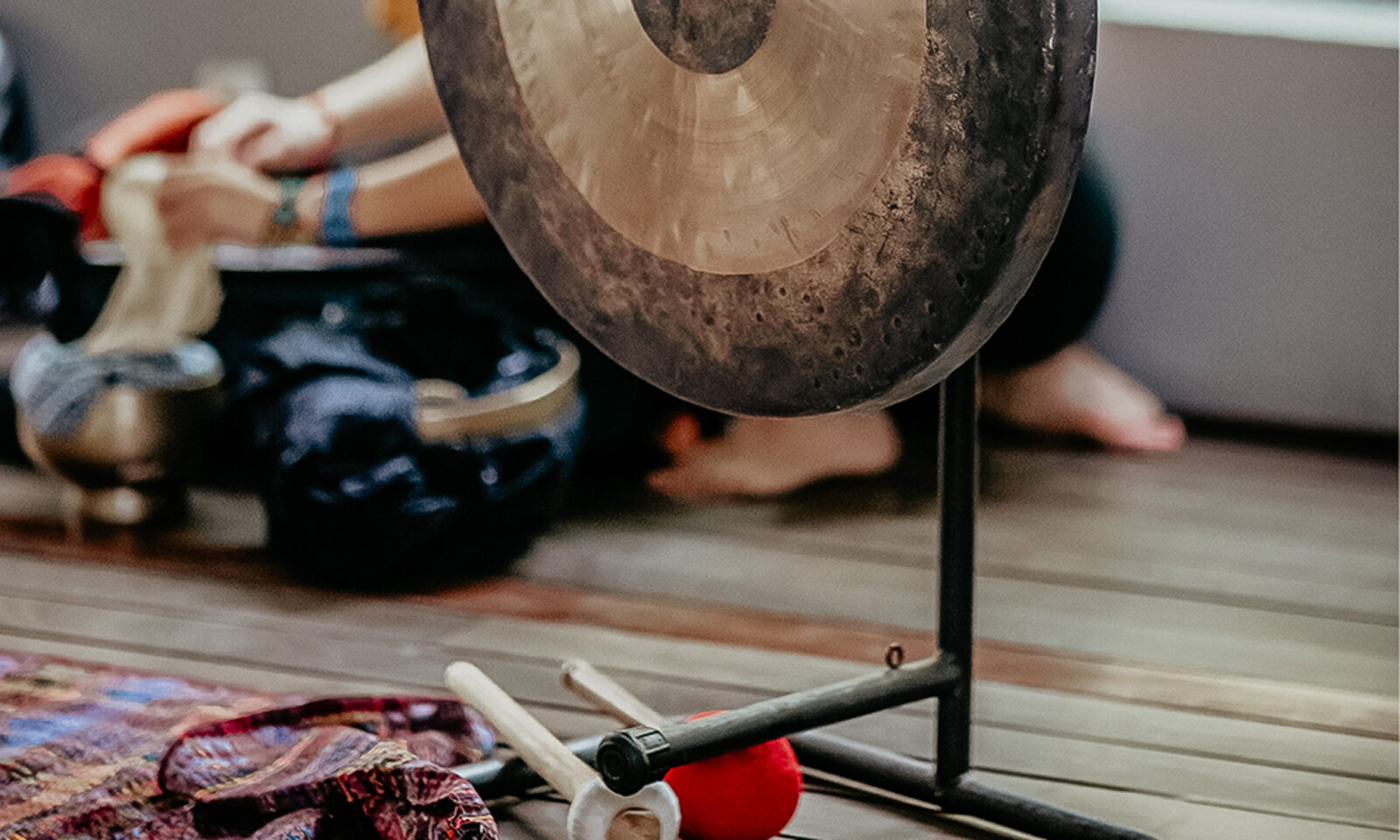 los sonidos del gong: instrumento, guía y ayuda curativa | YOGI TIMES
